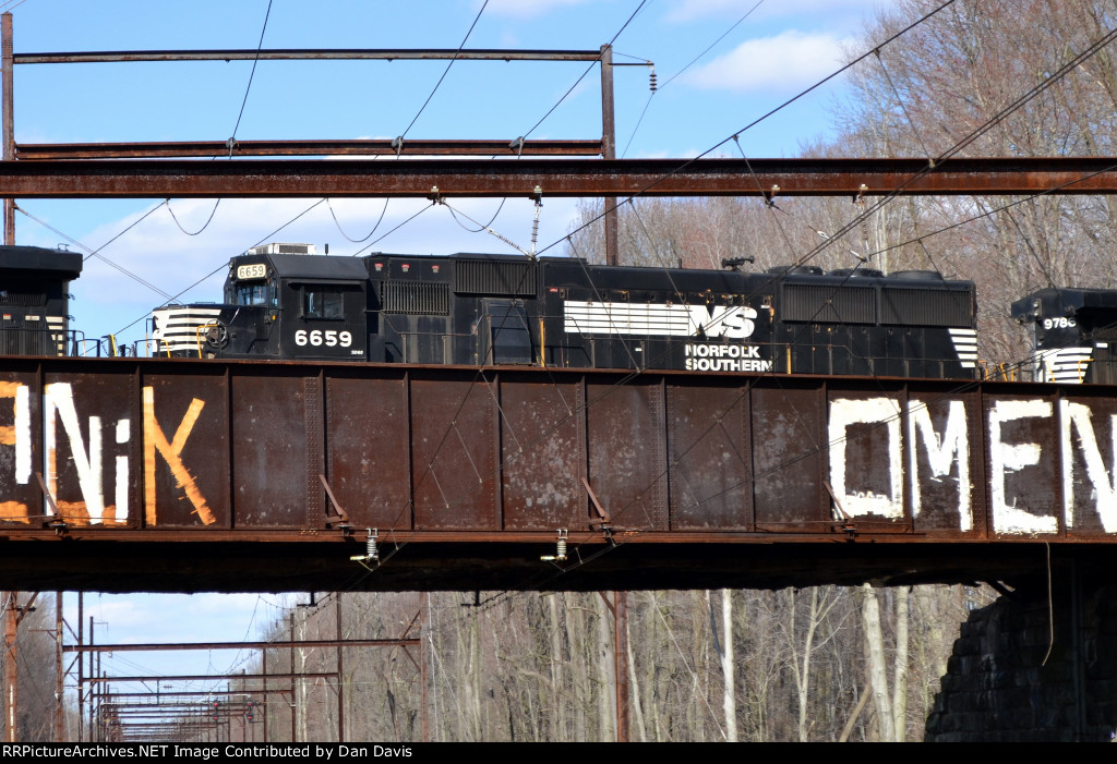 NS SD60 6659 trails on 17G